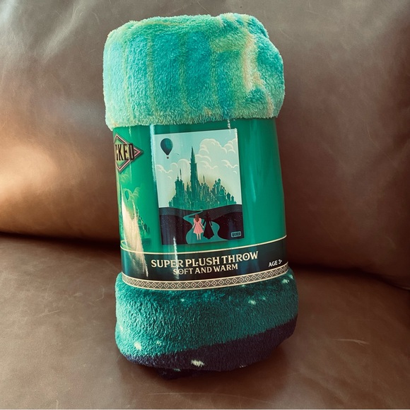 Wicked | Bedding | Nwt Wicked The Movie Plush Throw Blanket Elphaba And ...